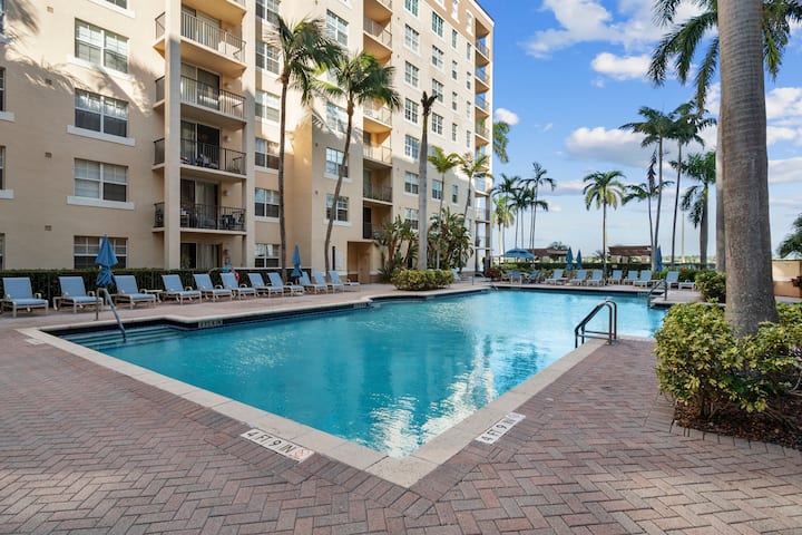 Waterfront Ocean Condo W/ Views, Sauna, Pool & Gym - West Palm Beach, FL