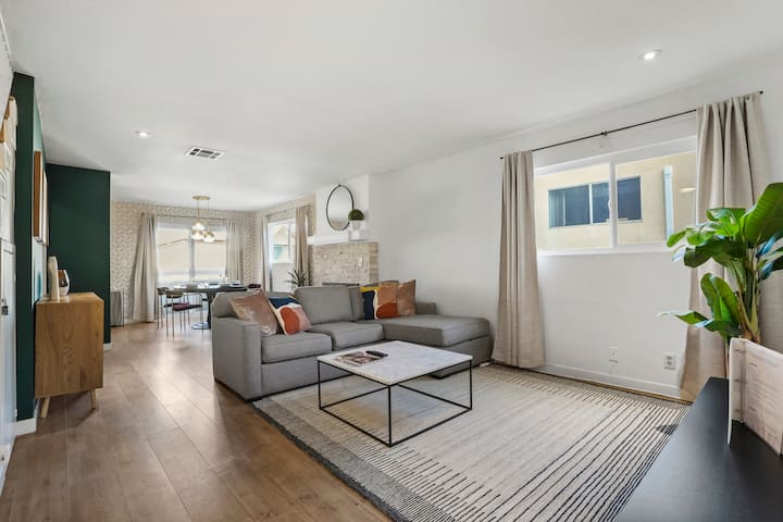 Spacious + Modern Condo|2-story/2b2.5ba/parking(2) - Los Angeles, CA