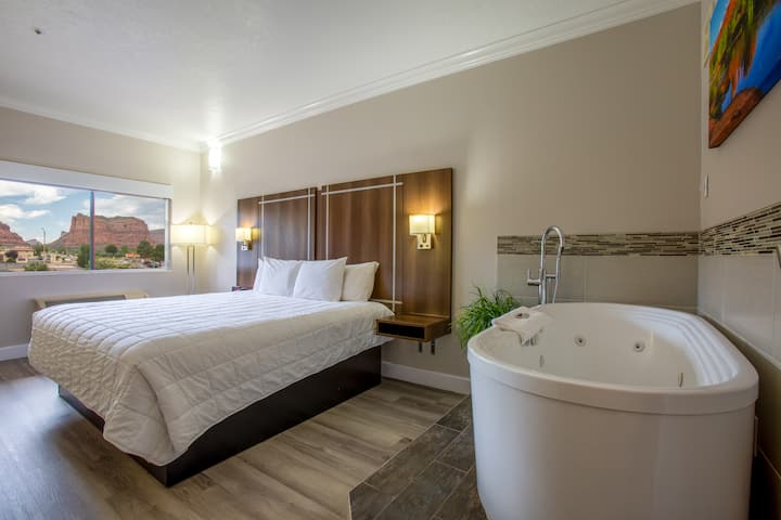 King With Soaking Tub & Stunning Mountain Views - Sedona, AZ