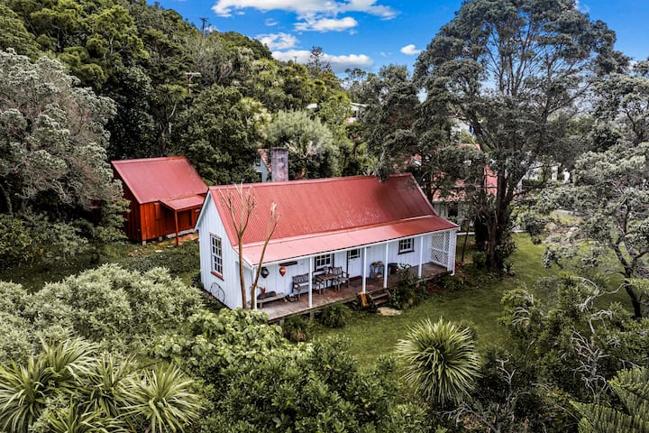 Historic Waterfront Cabin - Paparoa