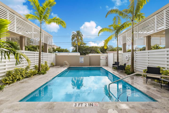 Walkable Downtown Hollywood | Pool & Gym |King Bed - Hollywood, FL