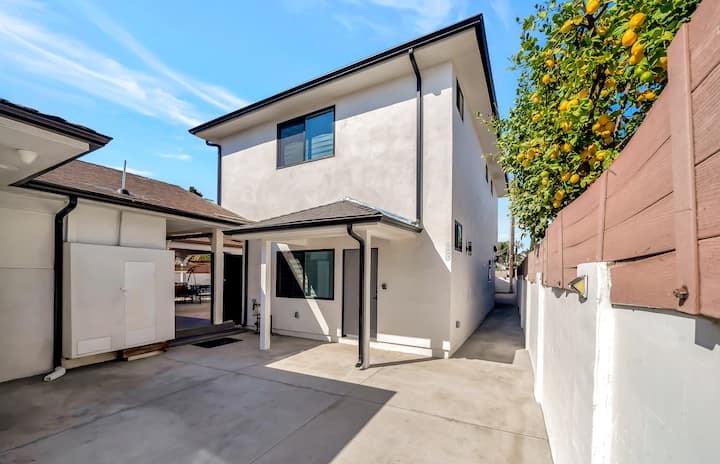 Family Retreat Oasis - Pool -Spacious & Modern - Los Angeles, CA