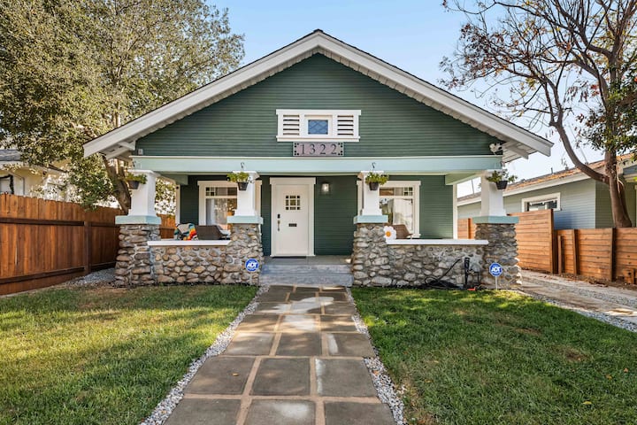 Luxury Gated Hollywood Cottage • 3 King Beds • Ev - Los Angeles, CA