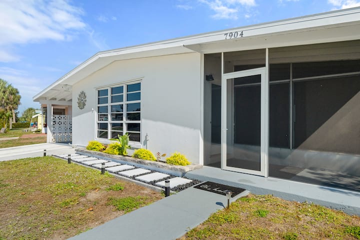 Modern, Clean, Comfortable North Port Home 2bd/1ba - North Port, FL