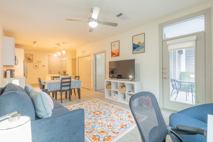 Trendy Riverwalk Apt Retreat King Bed Pool Gym - San Antonio, TX