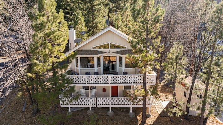 Eagles Nest• Hot Tub • Walk To Village - Big Bear, CA