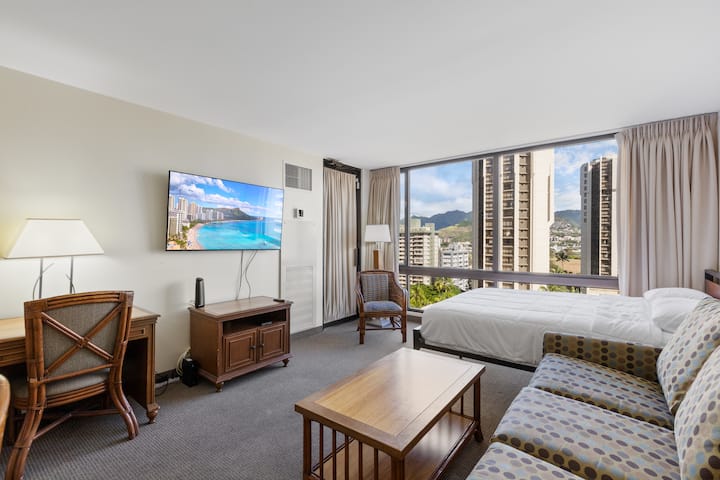 1 Br Waikiki Condo W/pool & Free Parking -Sleeps 6 - Honolulu