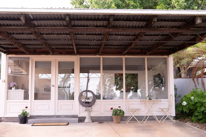 Bijou On Gray - Hamilton