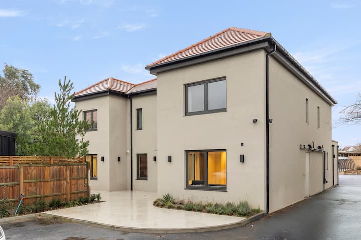 Joy Lane Mansion—luxe Stay, Poolside Fun & Comfort - 휫츠테이블