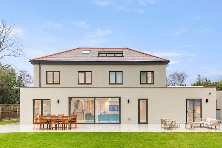Joy Lane Mansion—luxe Stay, Poolside Fun & Comfort - Whitstable