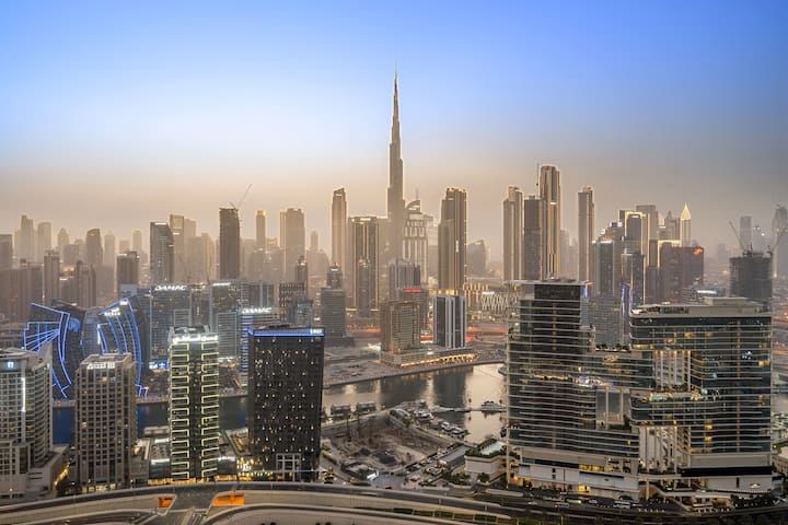 Luxury 1br W/ Burj Khalifa & Canal Views - Dubai