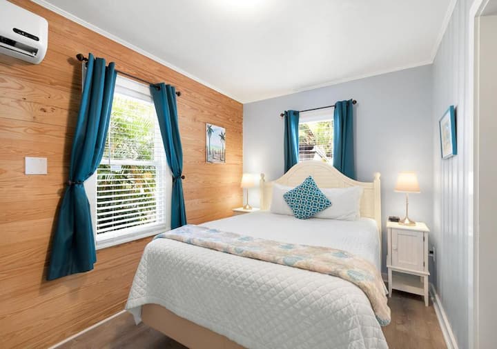 Deluxe Suite @ Old Town B&b - Key West, FL