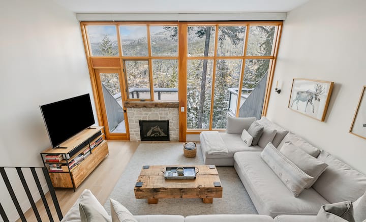 Luxe 5-bed Scandinave Retreat | Walk To Slopes - ウィスラー
