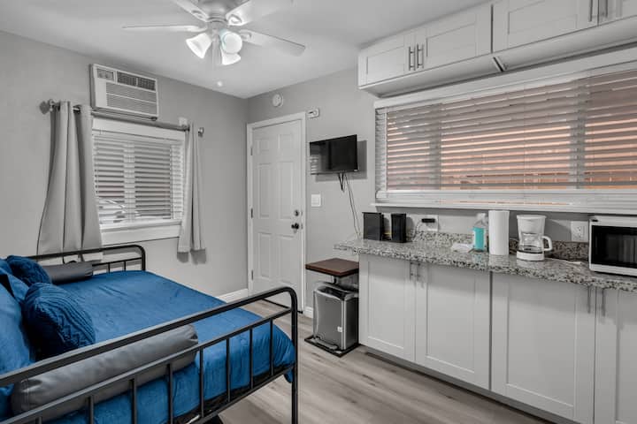 Tranquil Hideaway Truly Central To Top Attractions - La Palma, CA