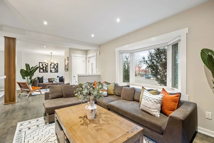 Price Drop ~ Central North York + Parking + Games - Vaughan