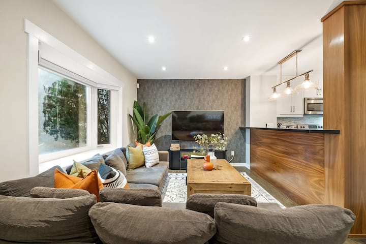 Great Location | Backyard | Parking | Work Desks - 토론토