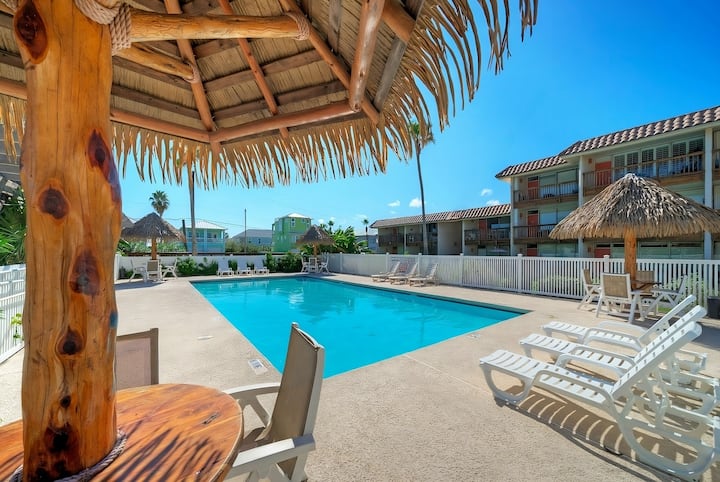 Georgie's Place ~ Swimming Pool And Beach Access! - Port Aransas, TX