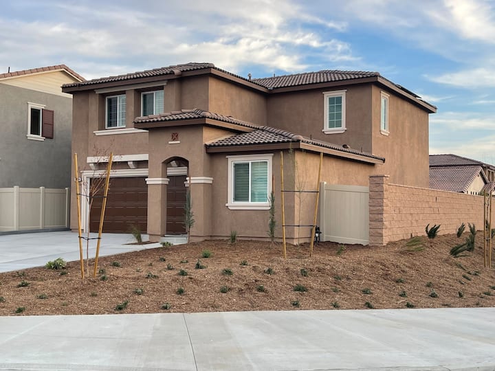 4bd/3b New House Furnished
Bed Dnstrs Dog Friendly - Moreno Valley, CA