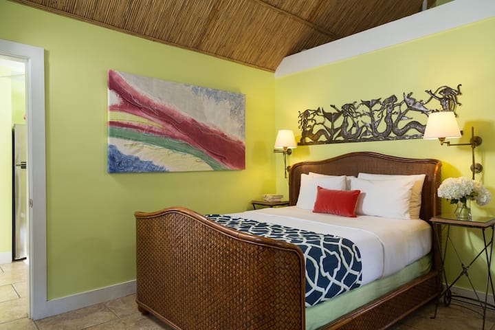 Pineapple Hideaway @Tropical Inn - Key West, FL