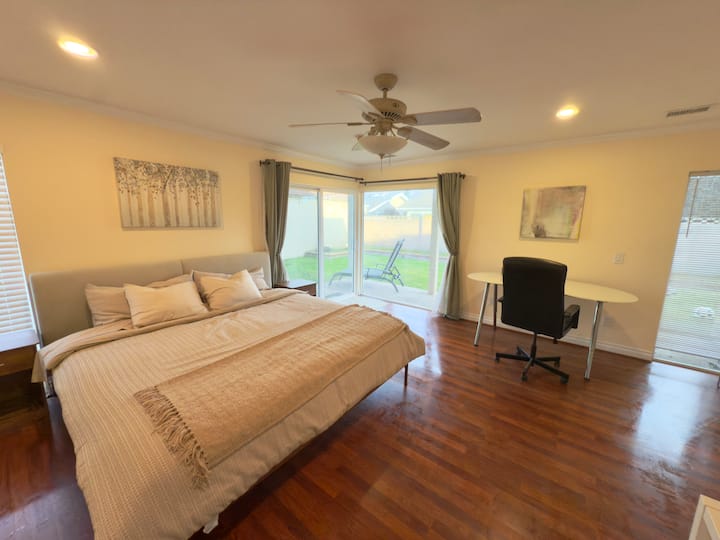 Bright, Spacious Private Bedroom - Long Beach, CA