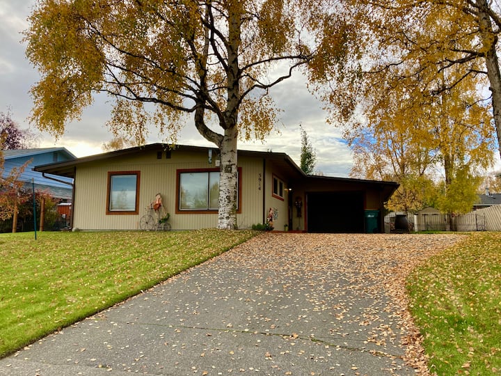 2 Bedroom Eclectic Ranch Home - Anchorage