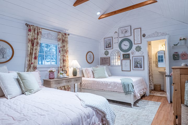 Connie's Cottage (Unit #1) - Lake George, NY