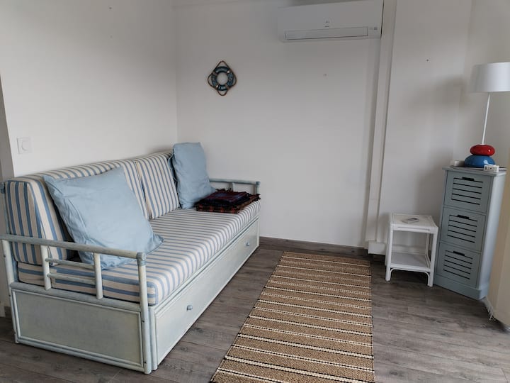 Studio Avec
Canapé Convertible - Le Lavandou