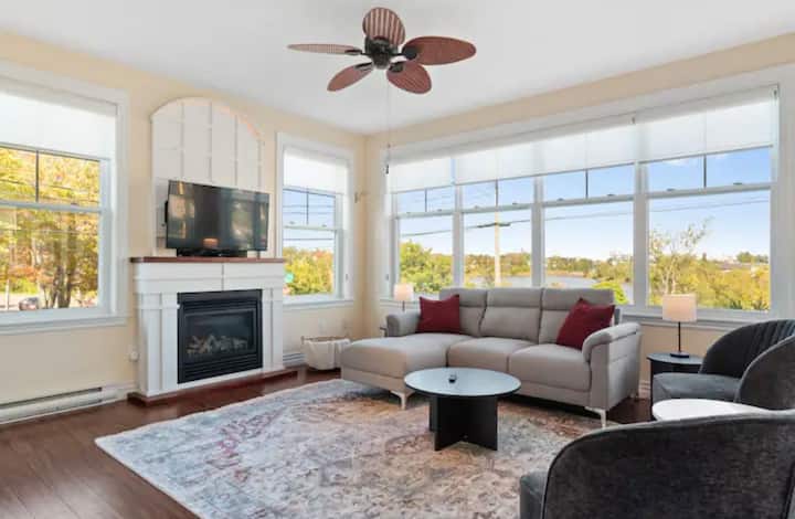 Lovely 2 Br+ Office W/ Sofa Bed - Moncton