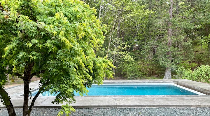 Urban Farm Retreat: Inground Saltwater Pool - Grants Pass, OR