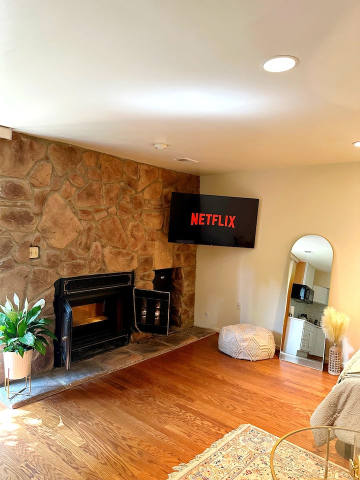 Cozy Studio Apt/with A Fireplace & Backyard Oasis - Kensington, MD