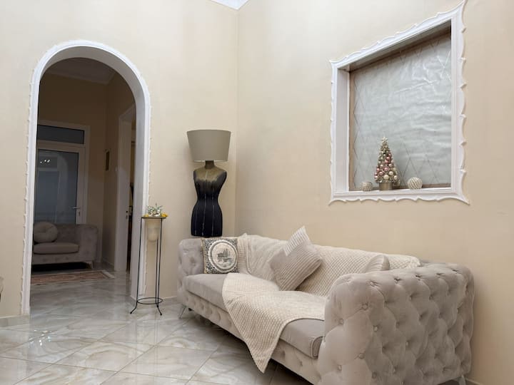 Entire Neoclassical House, 4br Across Two Floors - Atene