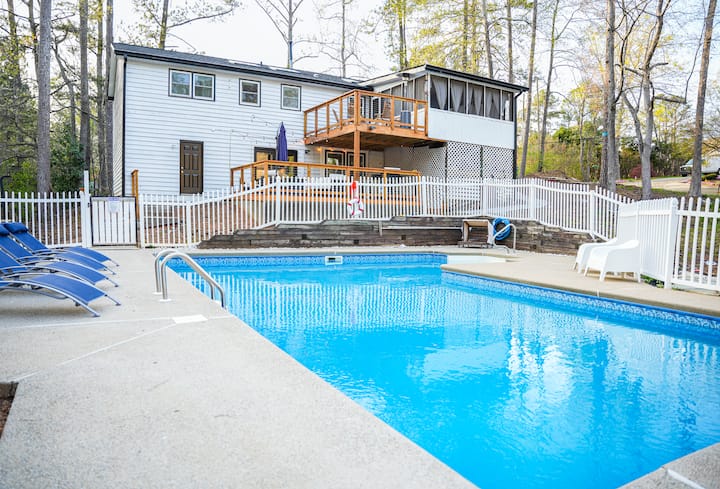 Entire Home, Private Pool, Hot Tub & Game Room - Marietta, GA