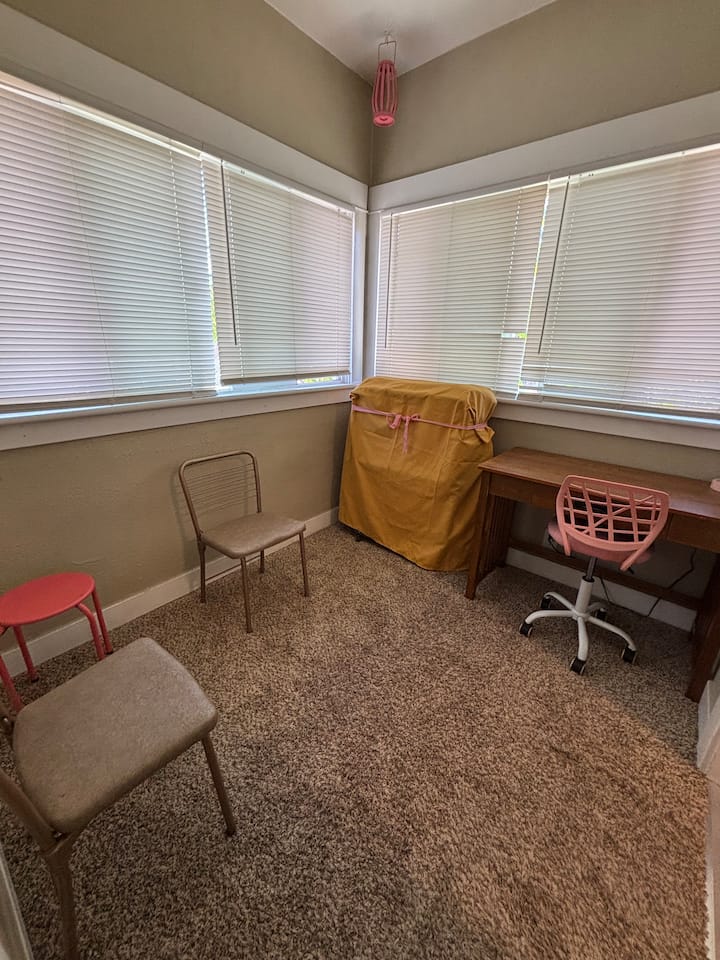Studio With Full Kitchen In Midtown - Reno, NV