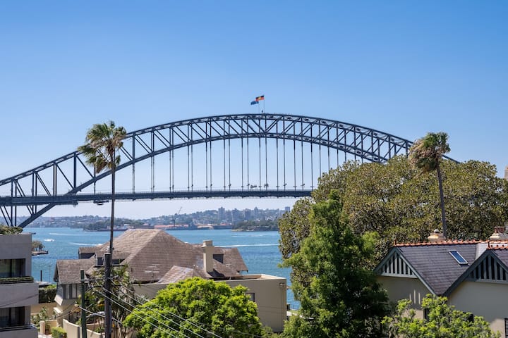 Magical Sydney Escape With Harbour Views & Parking - North Sydney
