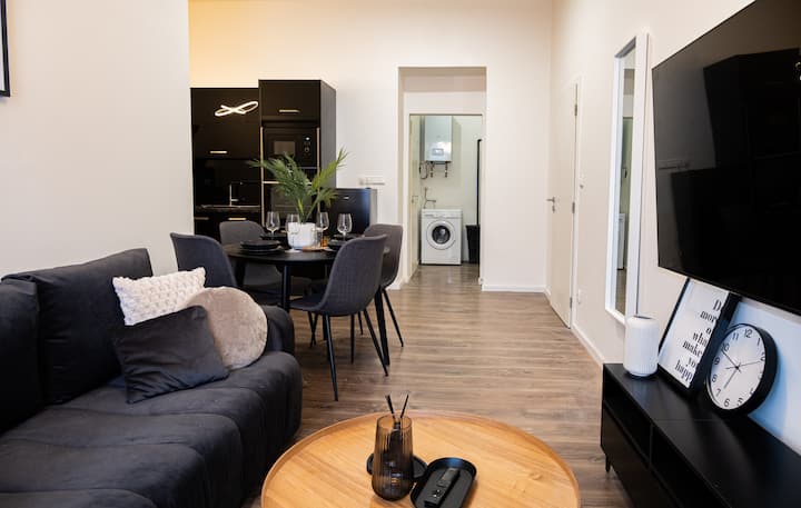 Stylish • Central 2bdr Apt• 2 Min Metro - Prague