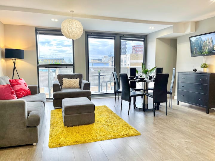 3-bed Hoxton Flat Near Shoreditch W/ Balcony, Lift - London