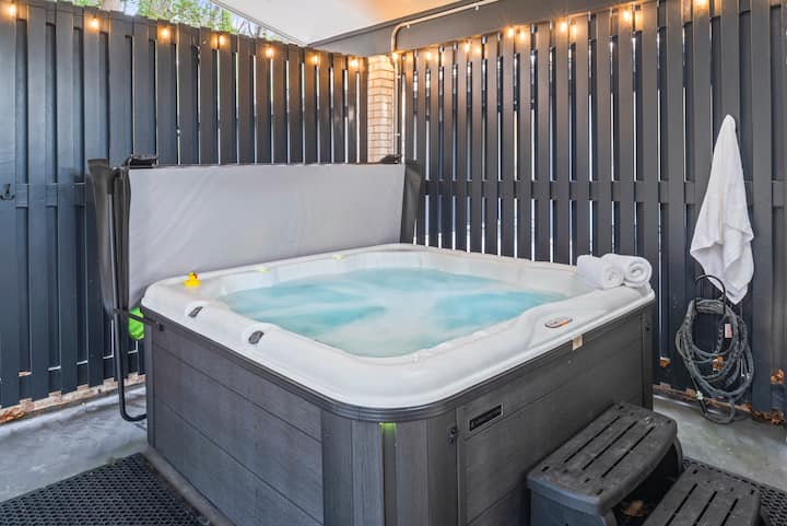 Judith's Great Escape-hot Tub & Movie Room! - Atlanta, GA