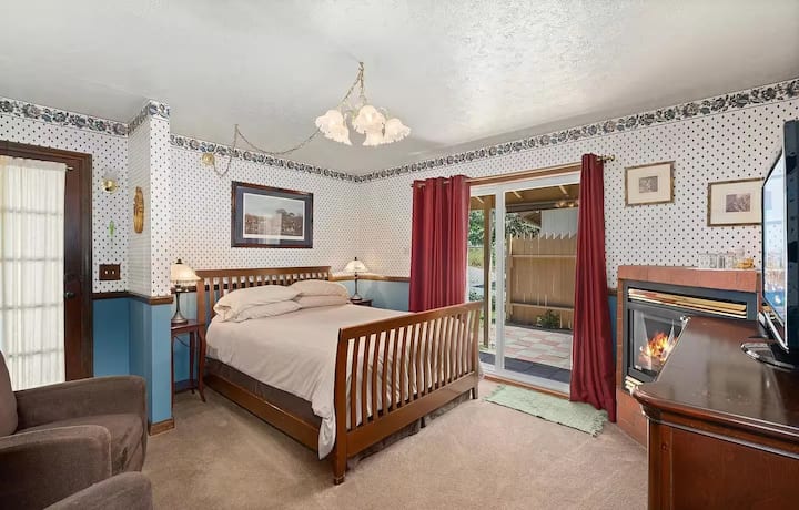 Autumn Room @ Eaglenest Inn W/pool & Seasonal Spa - Julian, CA