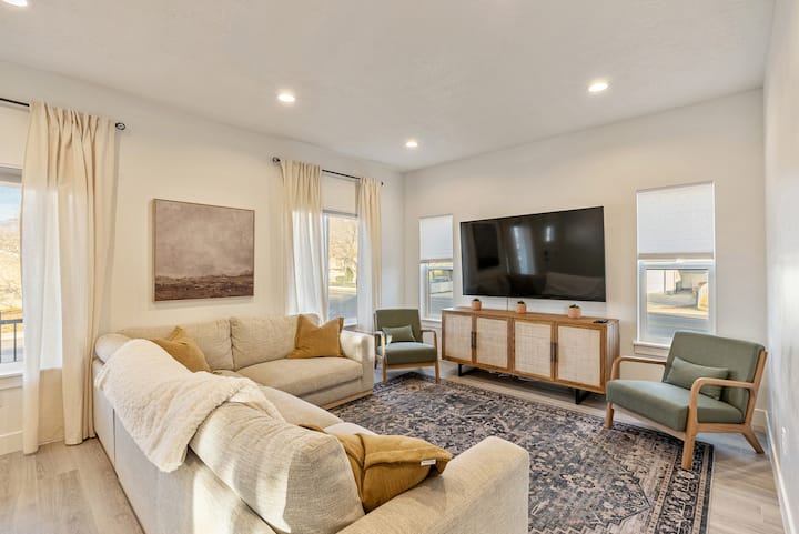 Orem Oasis! 2 Kitchens! 2 Living Rooms! Big Home! - Provo