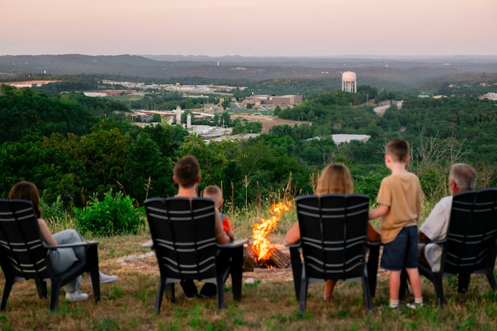 Views! Historic Branson Home, Swings, Firepit, Fun - 布蘭森