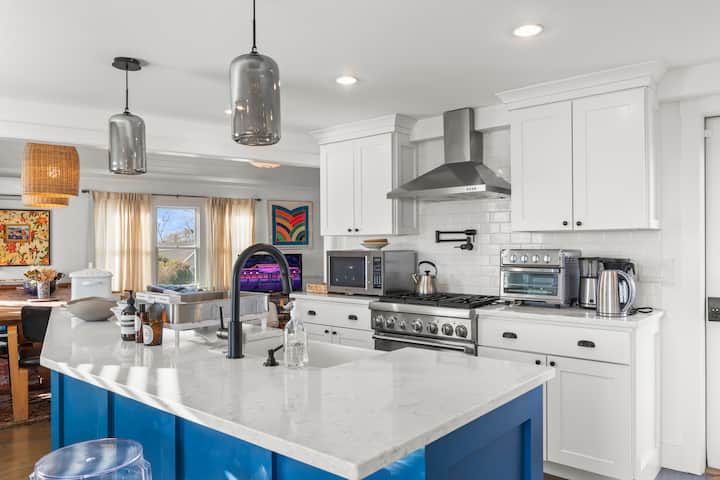 West End Haven W/ Chef’s Kitchen + Private Yard - Provincetown, MA