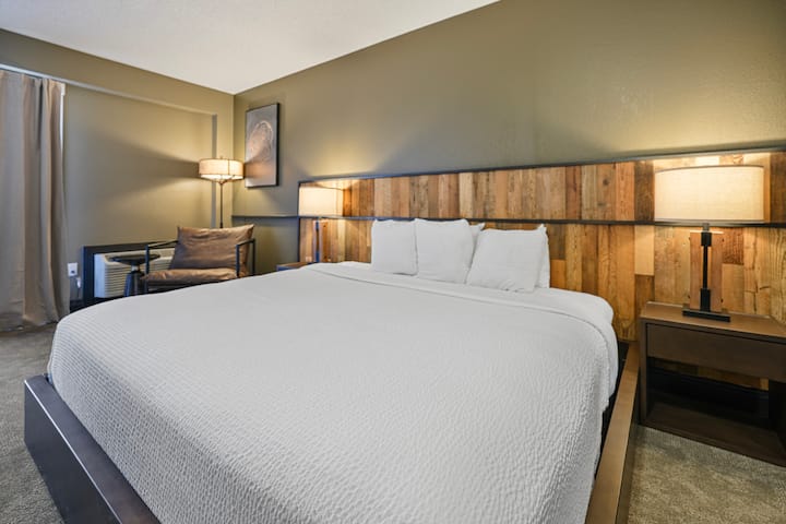 Modern 1 King Pet Friendly - Townsend, TN
