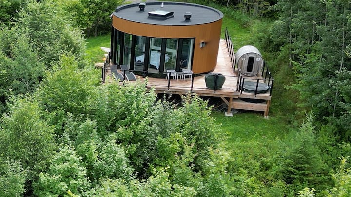 Round Loft: 1 King, Hot Tub, Sauna - Mont-Tremblant