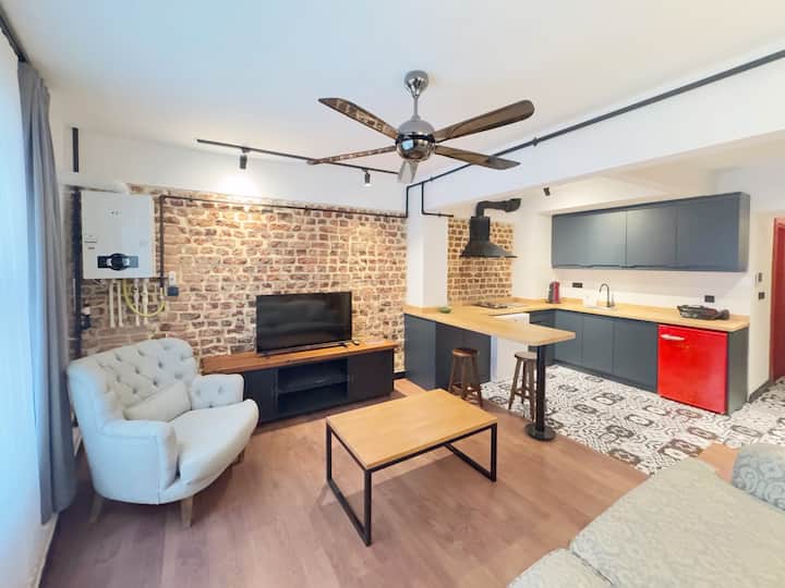 Central 2+1 Apartment W/patio Near Metro - Şişli