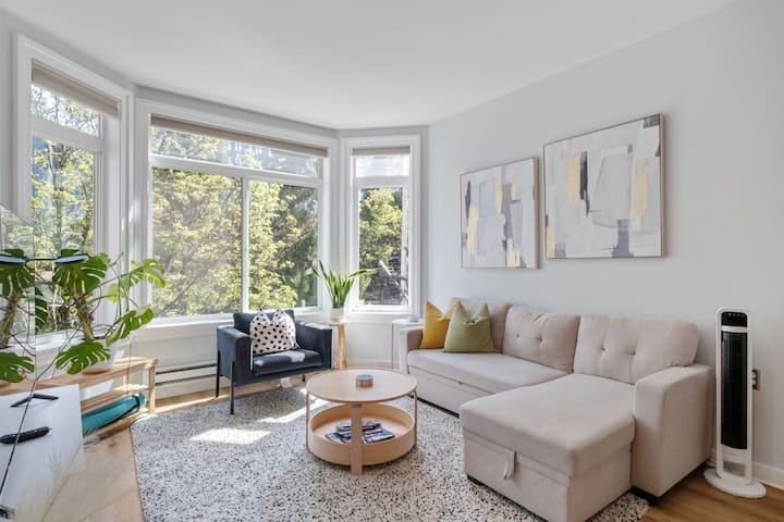 Charming One Bedroom Condo With Parking & Pool! - Judkins Park - Seattle