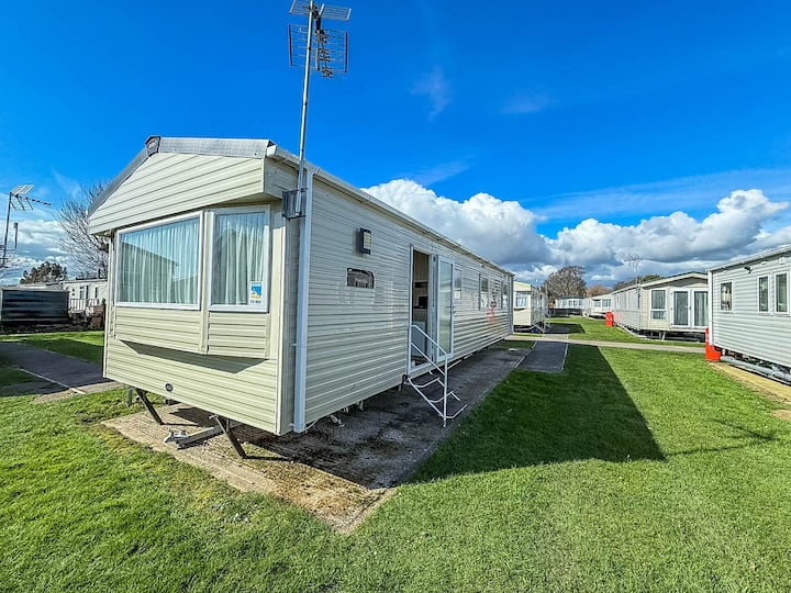 Lovely 8 Berth Caravan In Essex Ref 44202b - Harwich