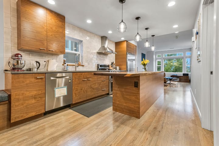 Hot Tub House, Epic Views, Dream Kitchen & Cinema - Seattle, WA