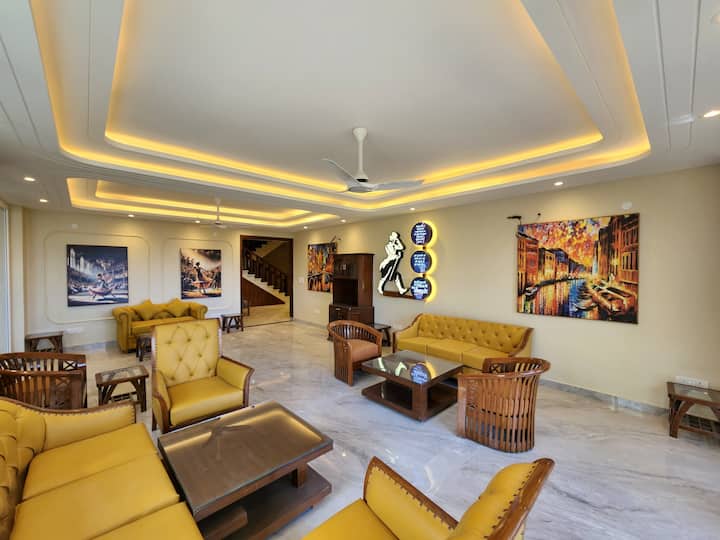 The Hamilton's | Jungle View Couple's Suite - Parwanoo