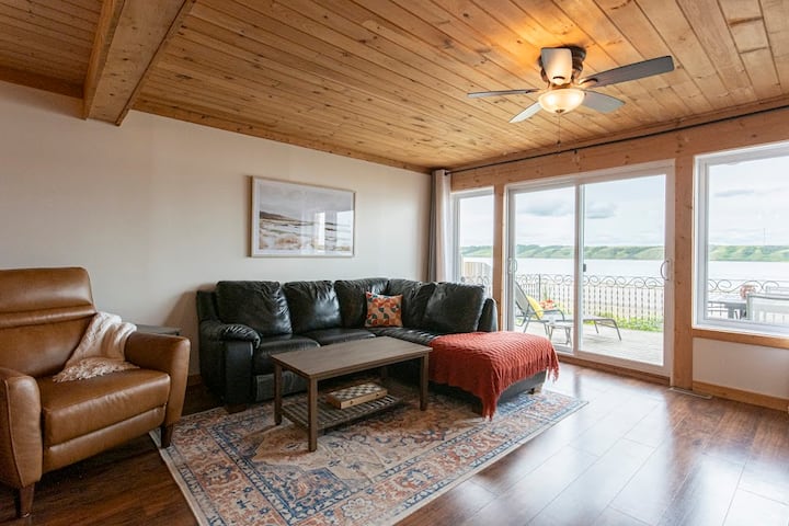 Retreat For 2 At Cabin On The Shore - Waterfront - Watrous