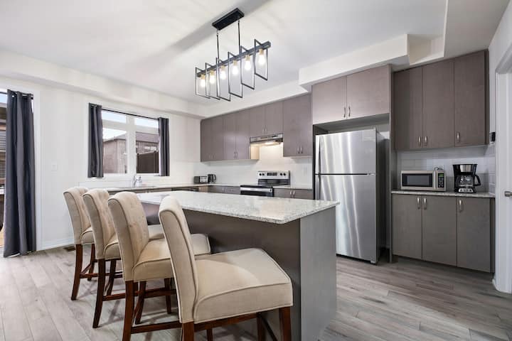 40 Min To Dt Toronto | 2 Living Spaces | 2 Kitchen - Pickering